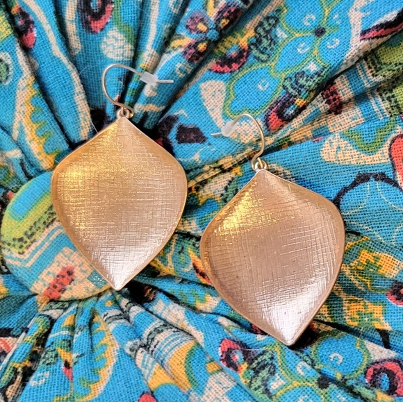 Chloe + Isabel | Jewelry | Chloe Isabel Rare Textured Leaf Drop ...